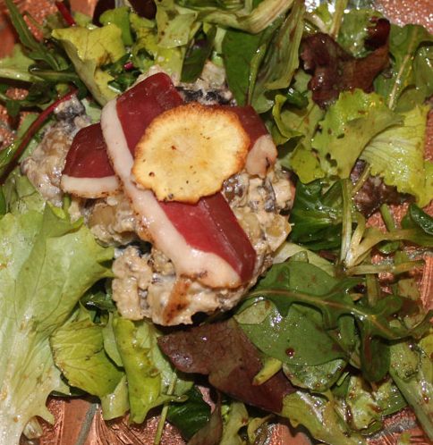 Poêlée de panais carottes blanches marrons champignons sur une salade
