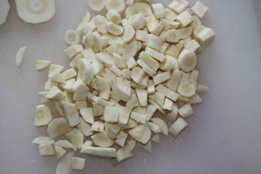 Poêlée de panais carottes blanches marrons champignons sur une salade